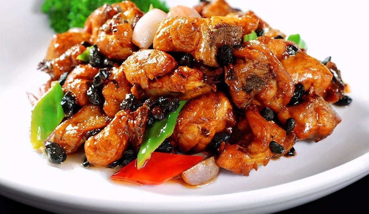 Kuře s černými fazolemi (Dou Chi Ji Ding 豆豉雞丁) - NUDLIČKA