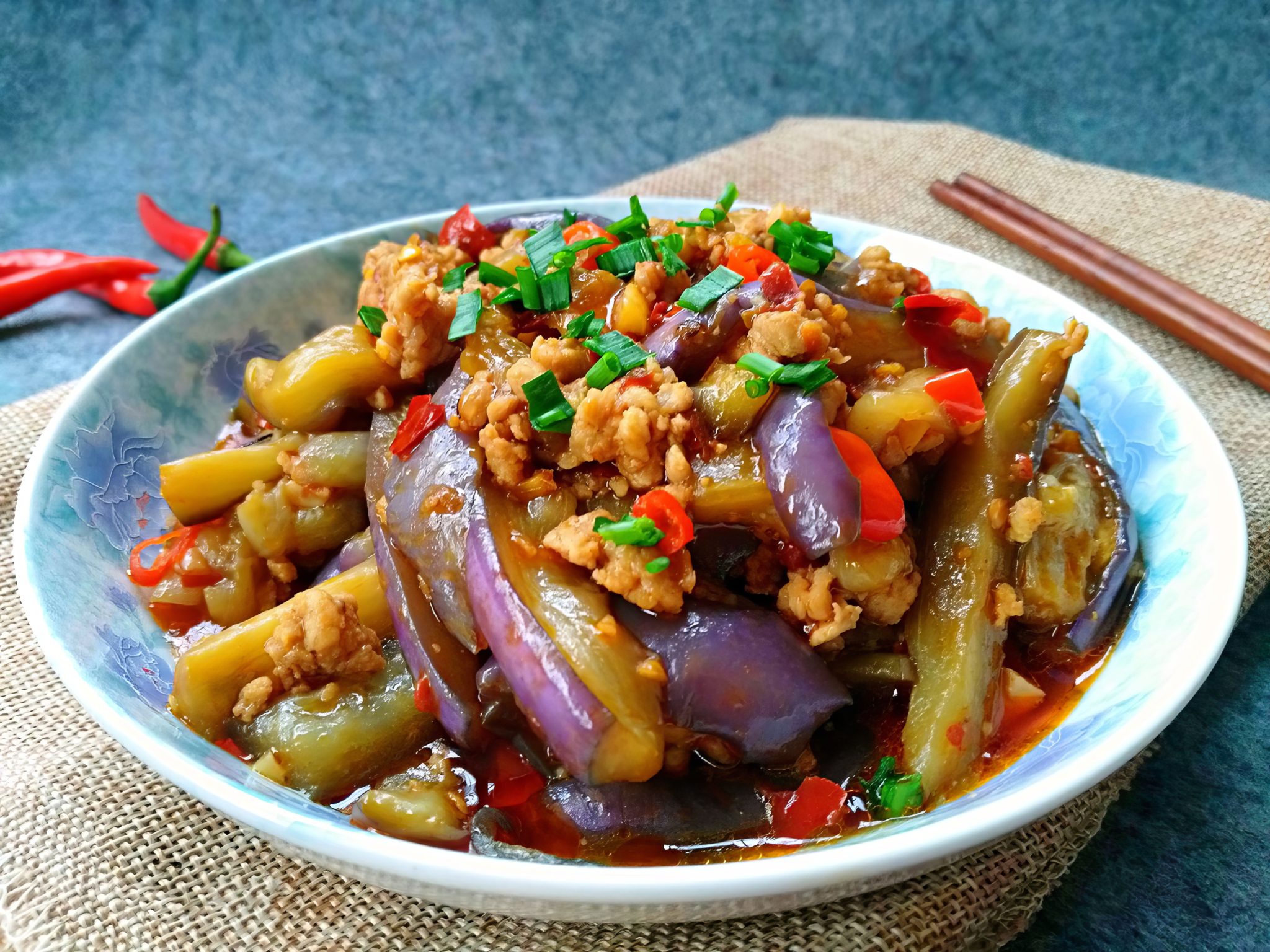 Lilek s česnekovou omáčkou (Yu Xiang Qiezi 鱼香茄子) - NUDLIČKA