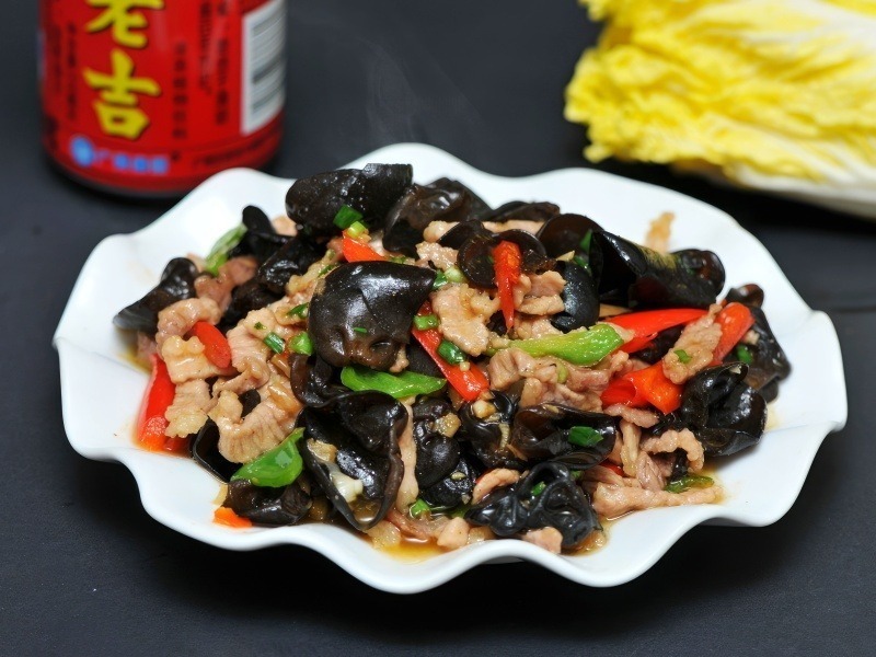 Vepřové plátky s houbami (Mu Er Rou Pian 木耳肉片) - NUDLIČKA
